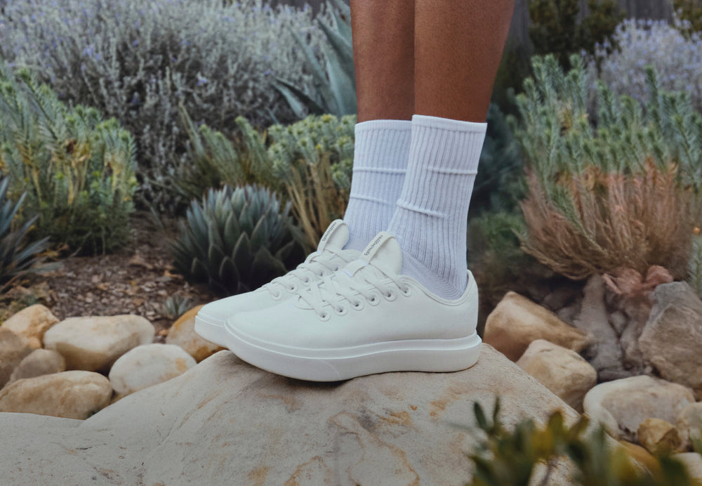 TRENDING: WHITE SNEAKS